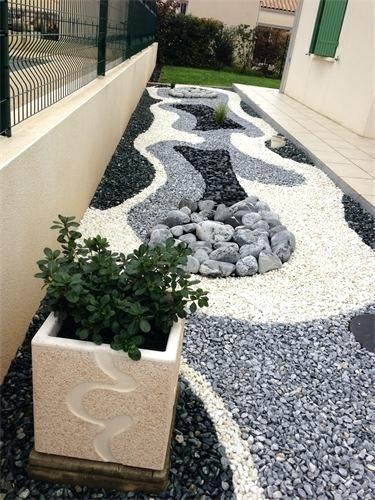 Décoration de jardin cailloux