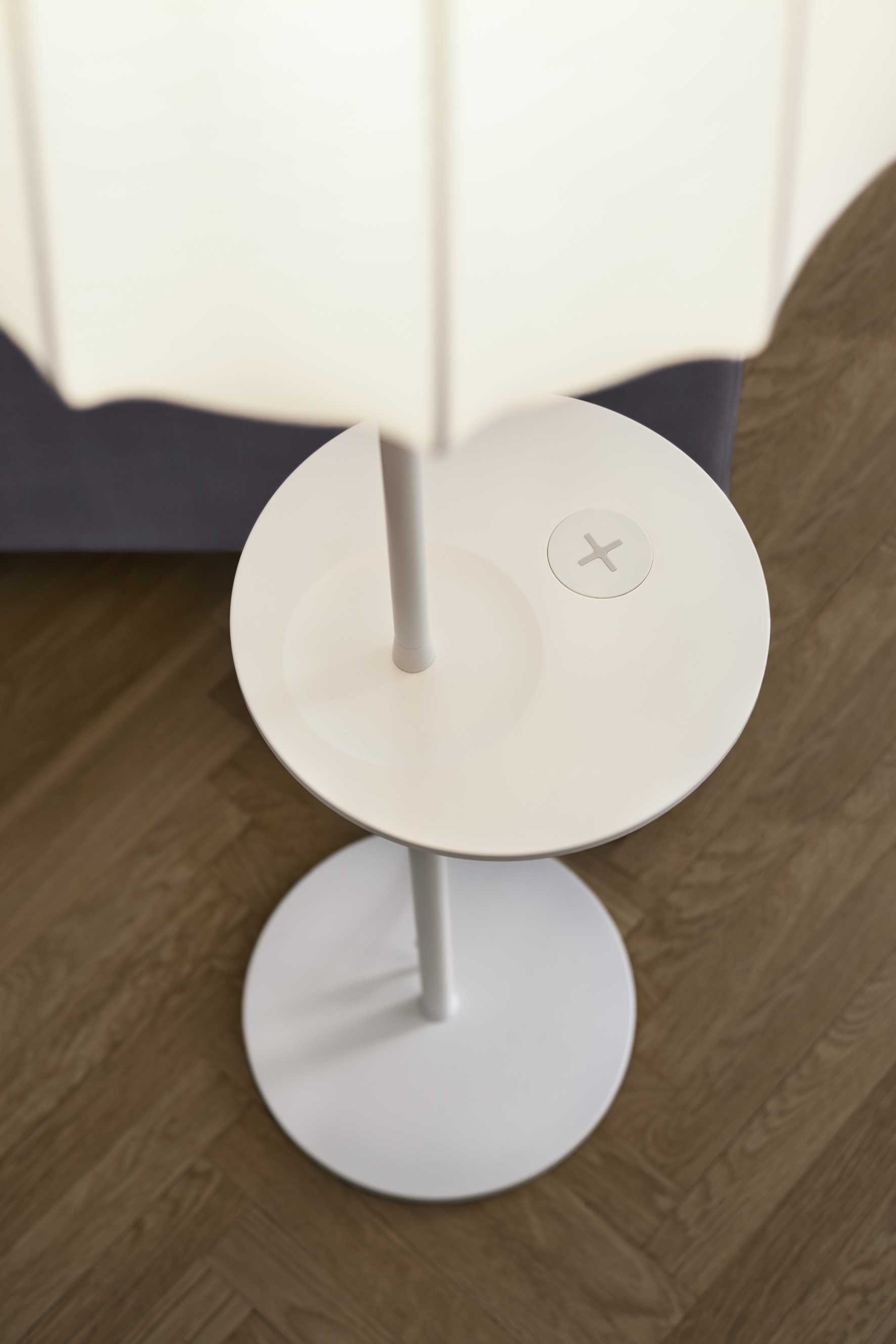 Table de chevet avec lampe
